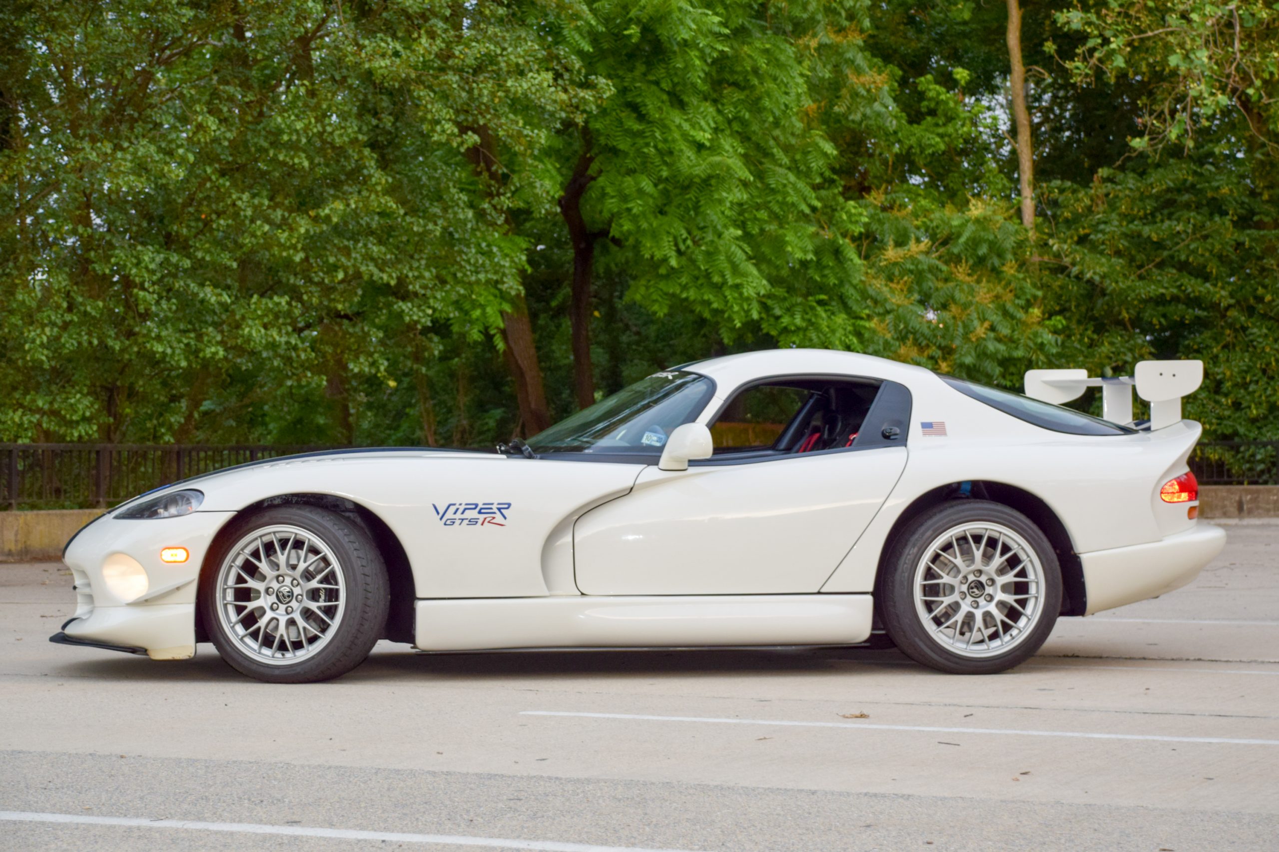 This Dodge Viper GT2 pilot car keeps the "Color Me Gone" drag legacy ...