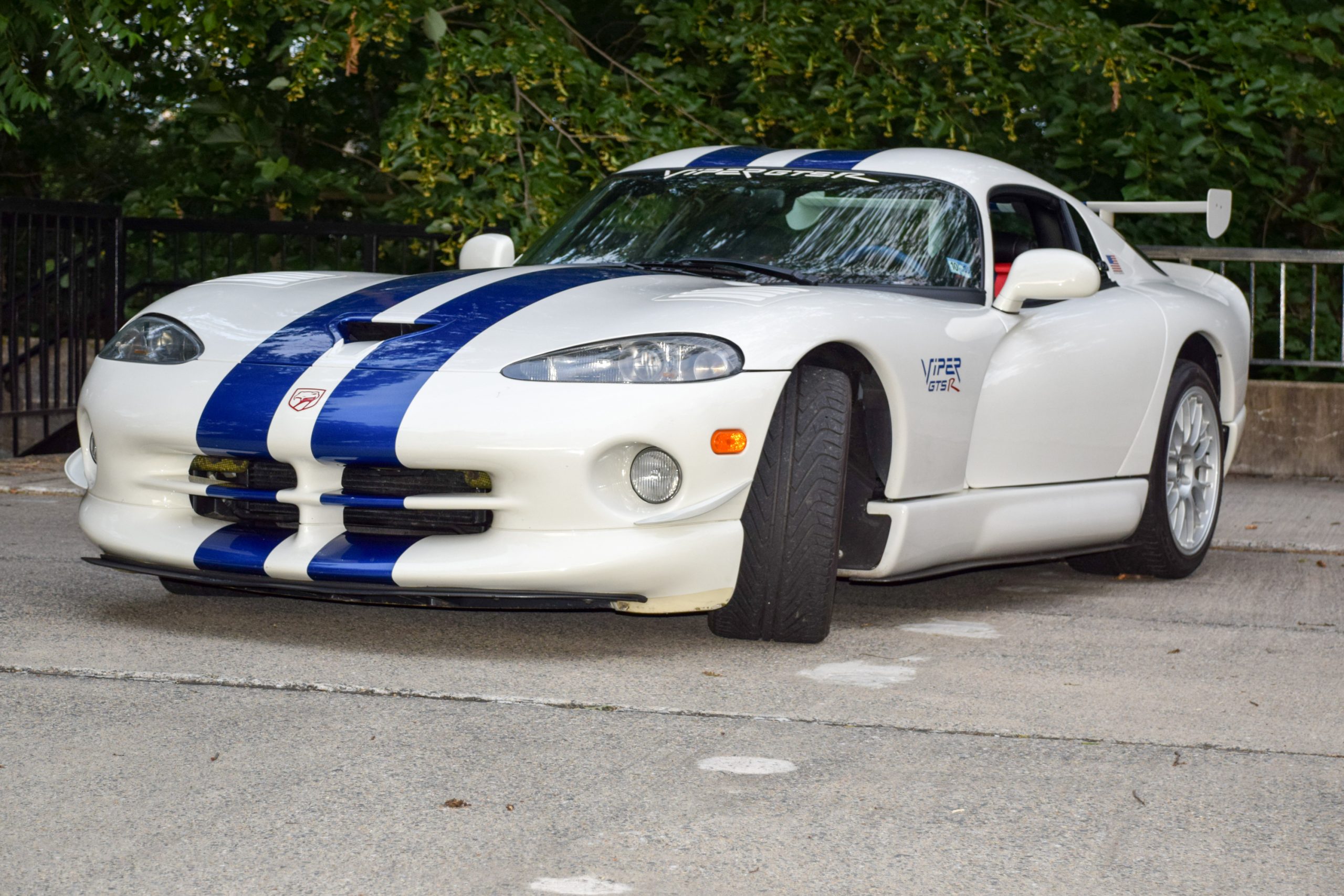 This Dodge Viper GT2 pilot car keeps the "Color Me Gone" drag legacy ...