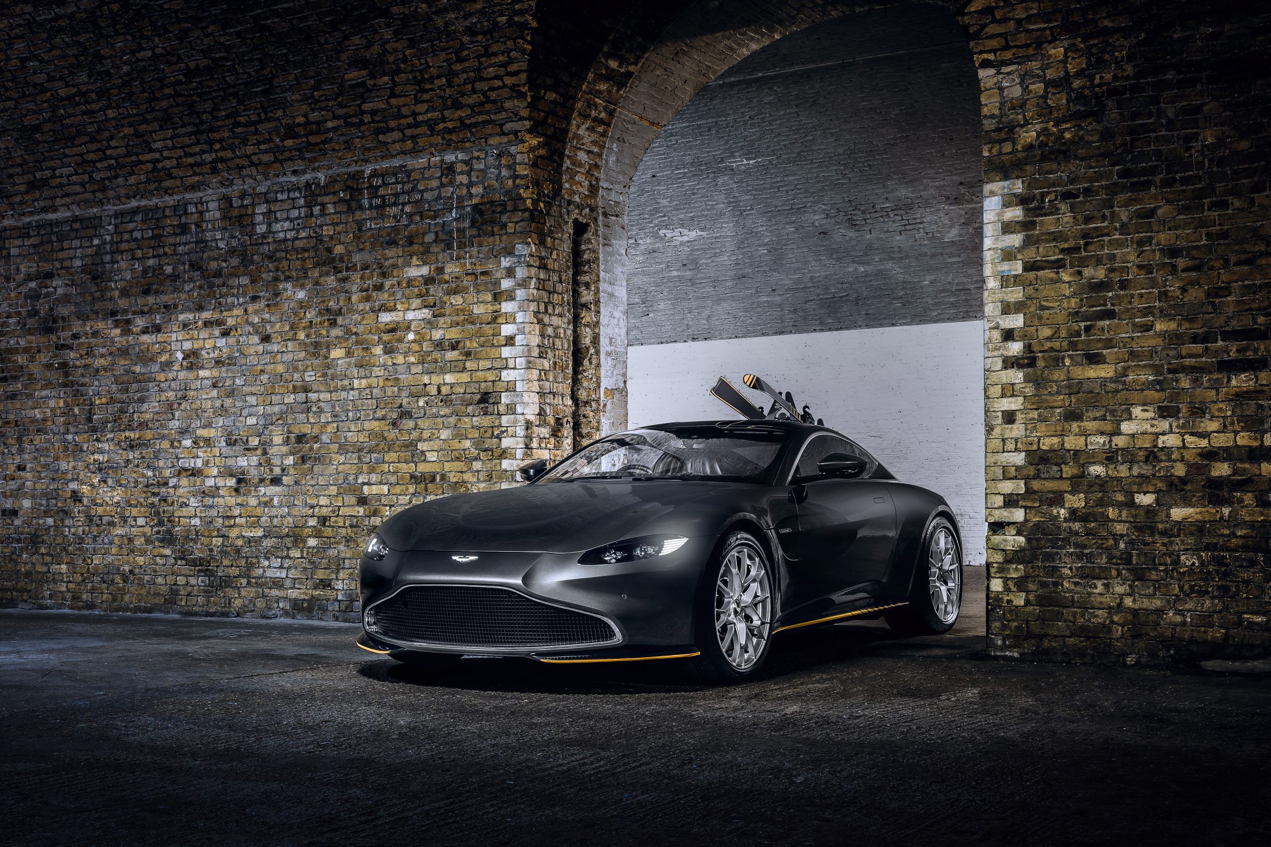 No Time to Drive: Aston Martin launches 007 Edition Vanquish and DBS ...