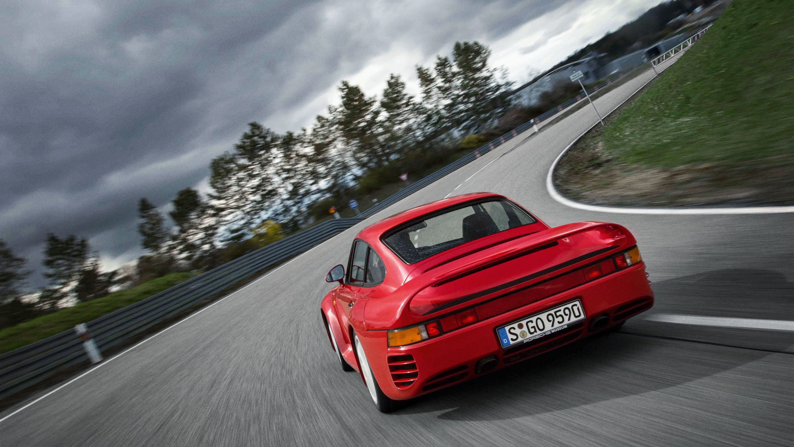 Head-to-head in the Ferrari F40 and Porsche 959 | Hagerty Media