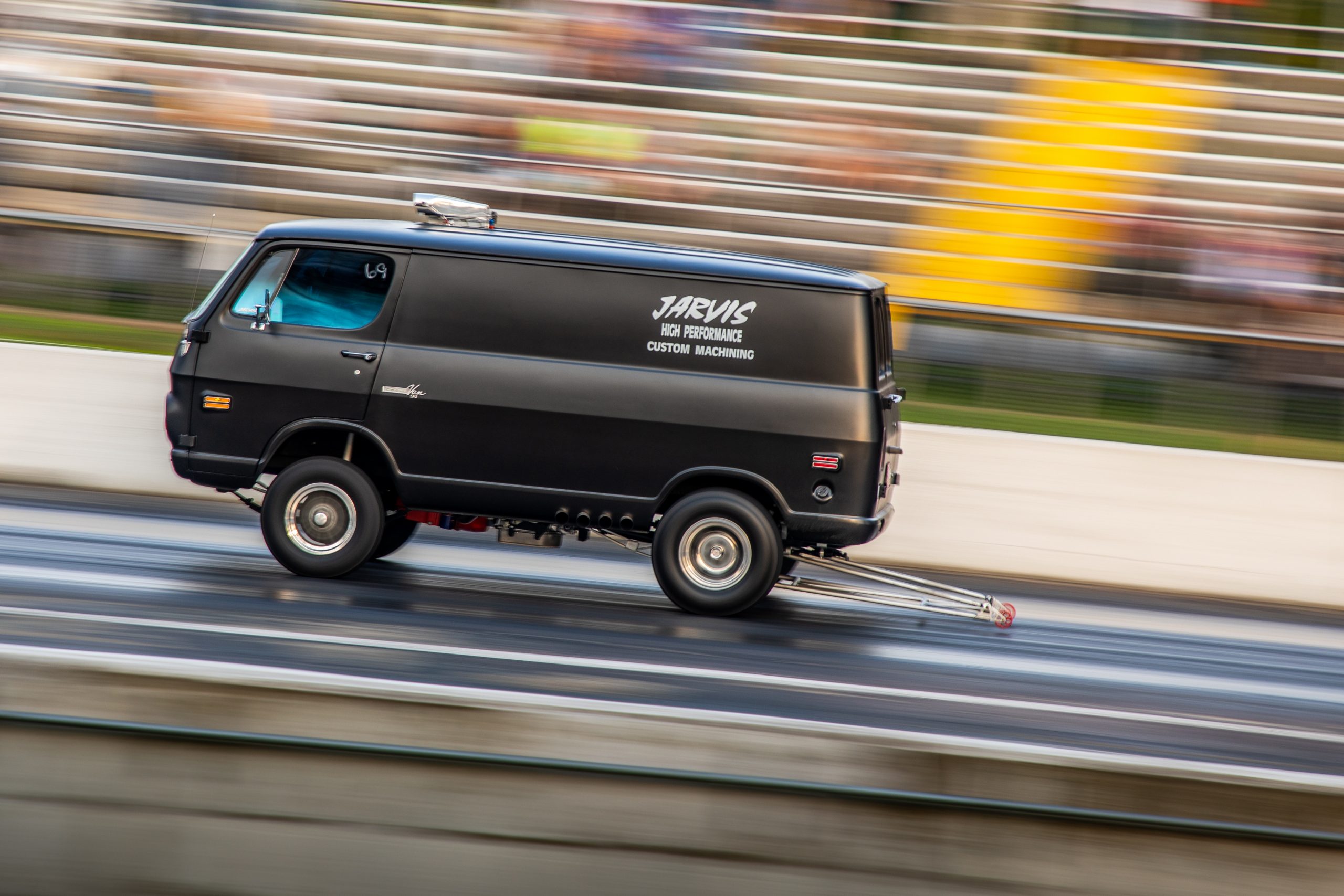 Nostalgic straight-line racers keep Detroit's drag strip flame alive ...
