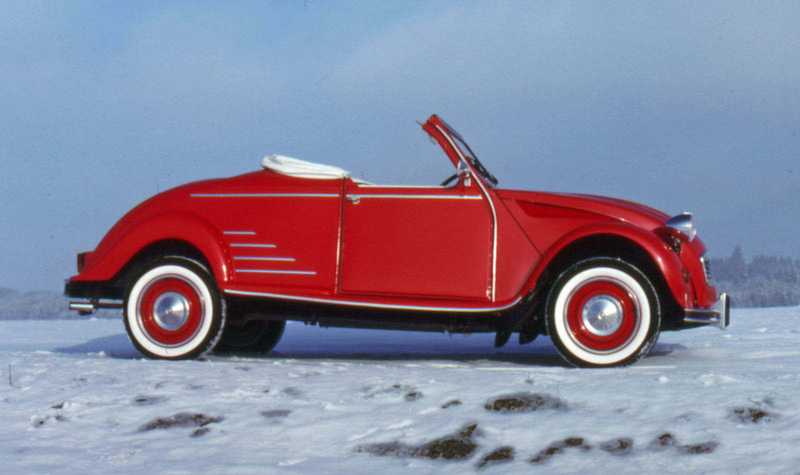 This 2CV sports a fiberglass facelift and the convertible body Citroën ...