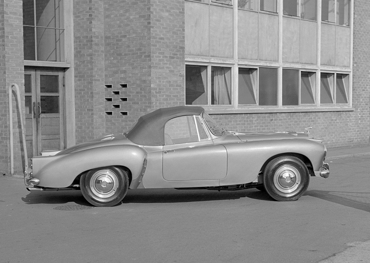 The Buying Public Clobbered Daimler's Conquest Roadster - Hagerty Media